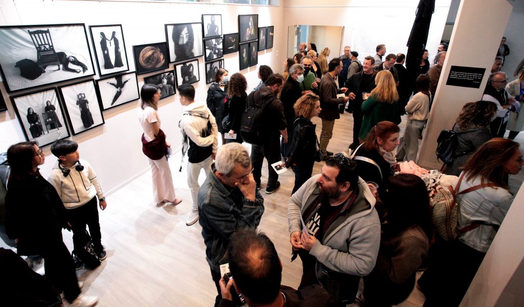 Η δύναμη των γυναικών σε πρώτο πλάνο στην έκθεση «Captivity» που ...