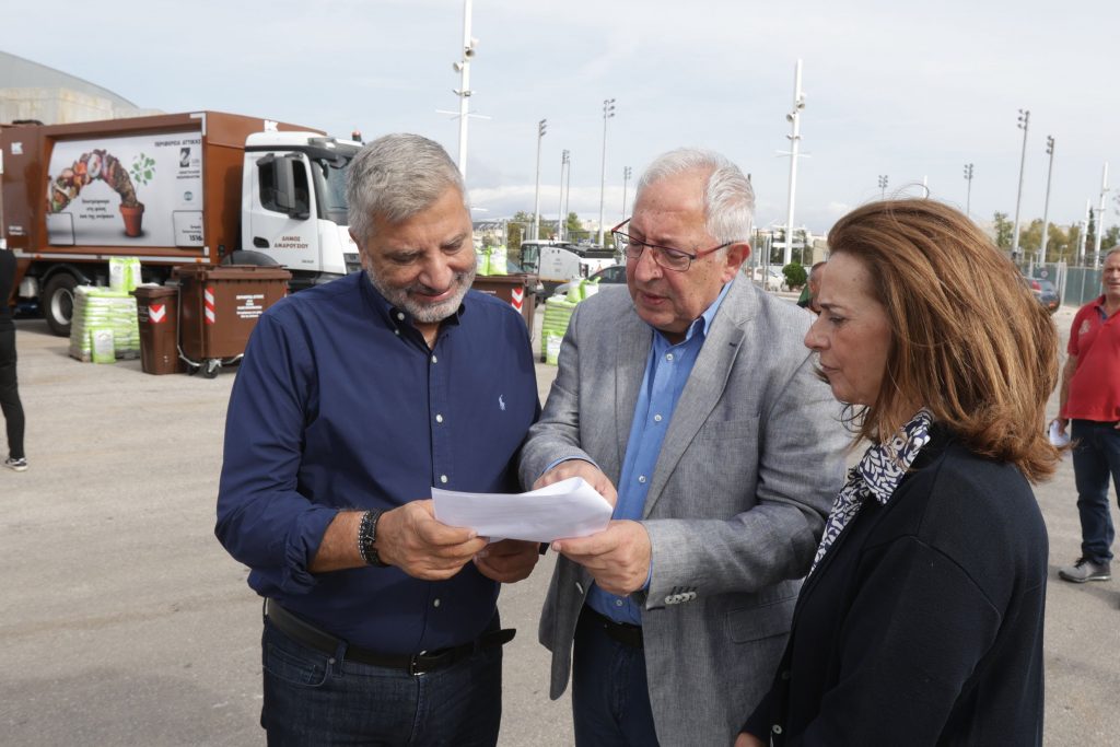 Παράδοση 3 απορριμματοφόρων και καφέ κάδων συλλογής βιοαποβλήτων από ...